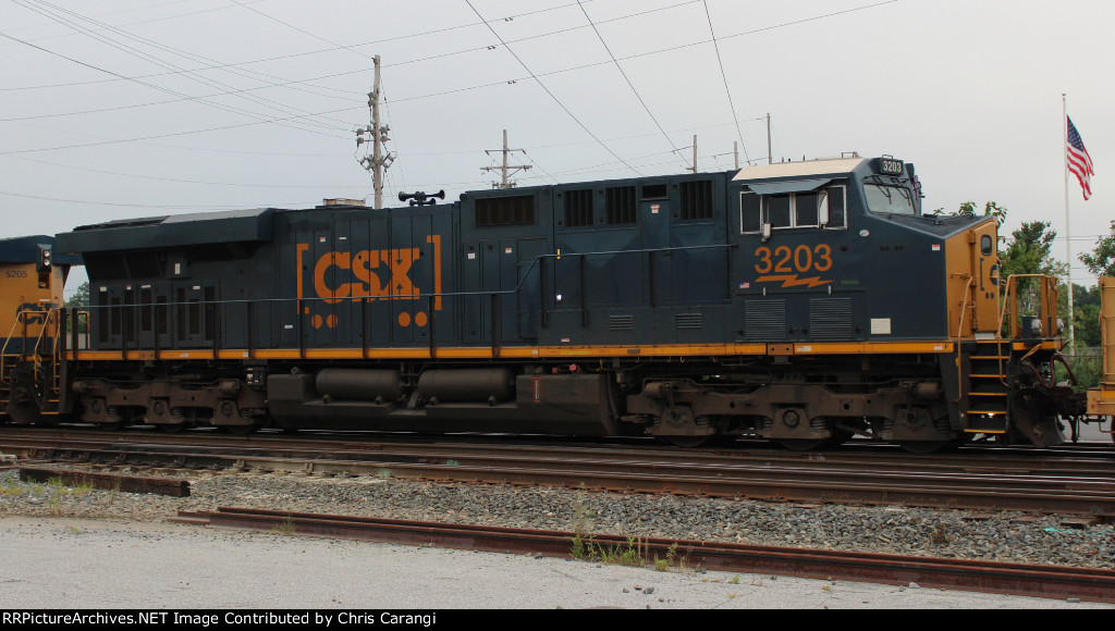 CSXT 3203 on Q301-09